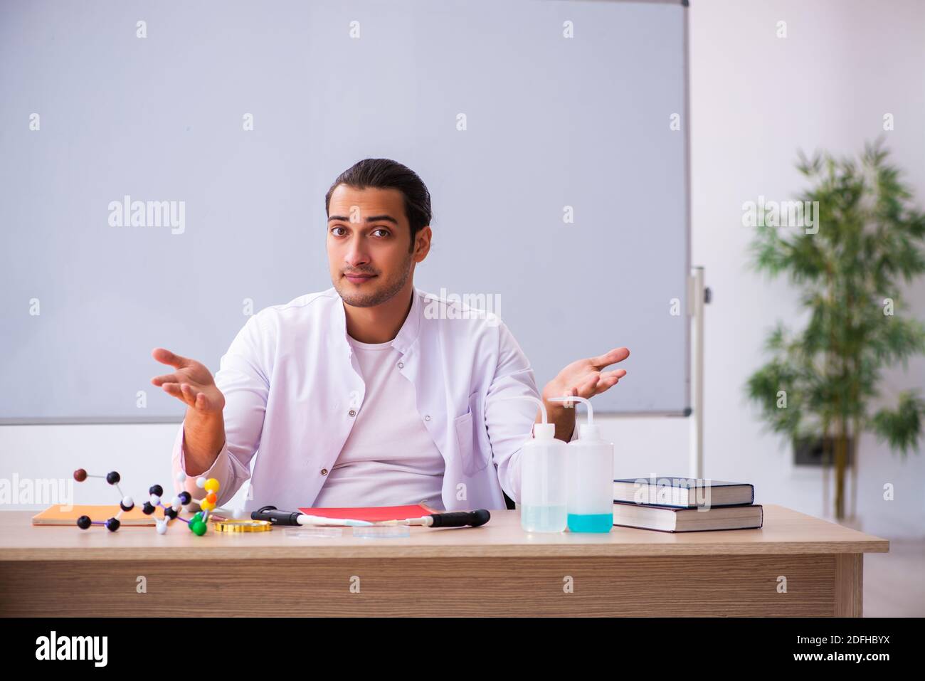Young chemistry teacher in the classroom Stock Photo - Alamy