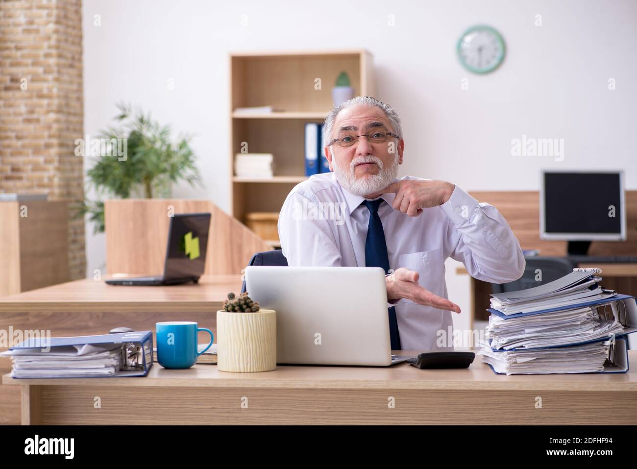 Old employee working in the office Stock Photo - Alamy