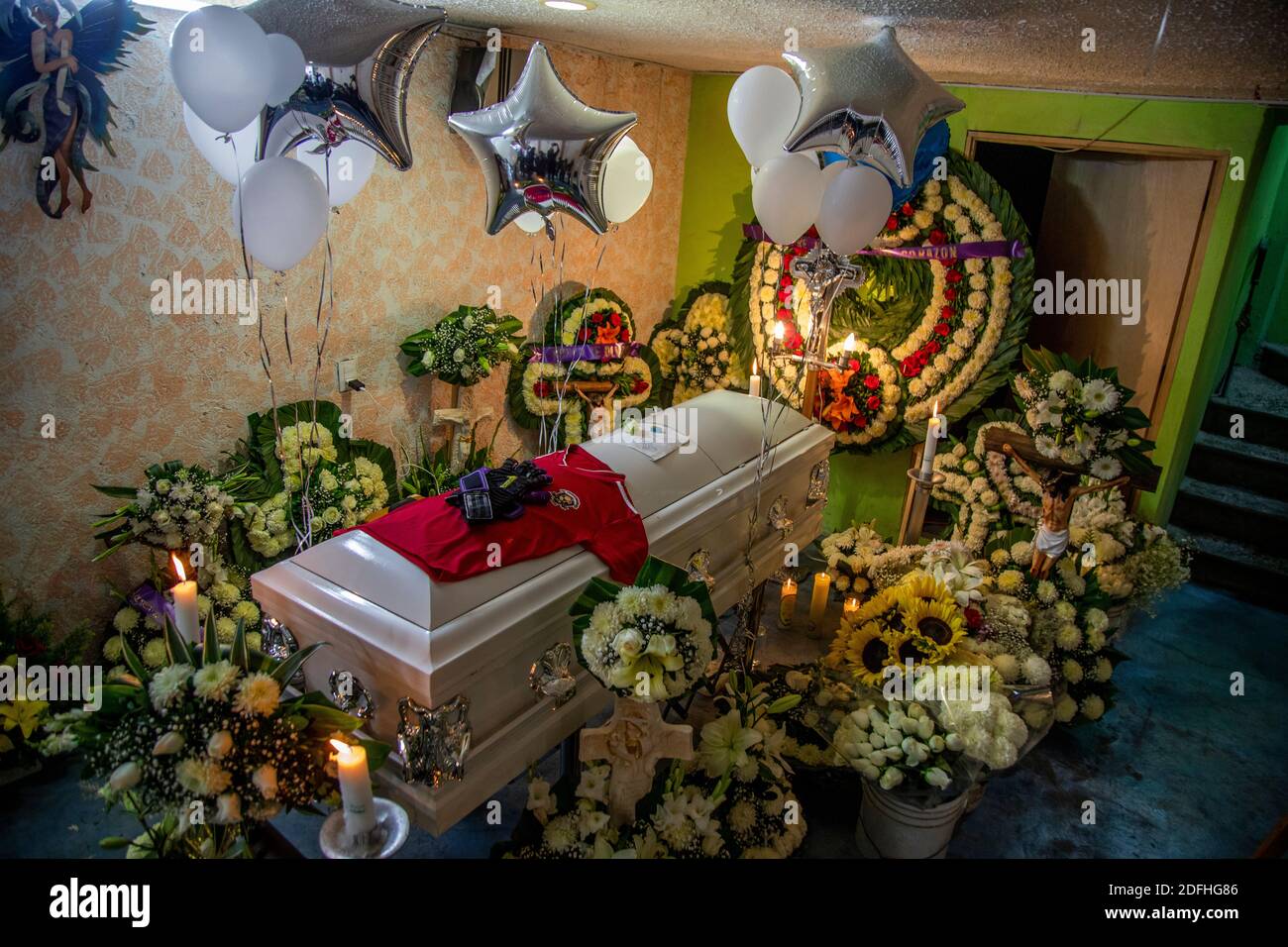 Mexiko Stadt, Mexico. 12th Nov, 2020. A jersey and football gloves are ...