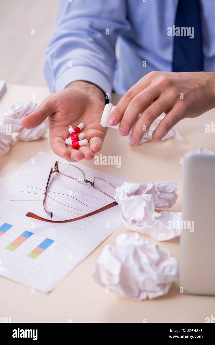 Sick male employee suffering at the workplace Stock Photo - Alamy