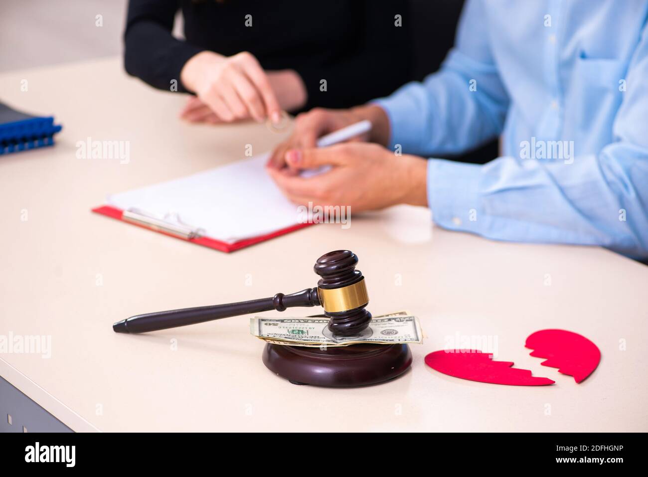 Couple divorcing paper hi-res stock photography and images - Alamy