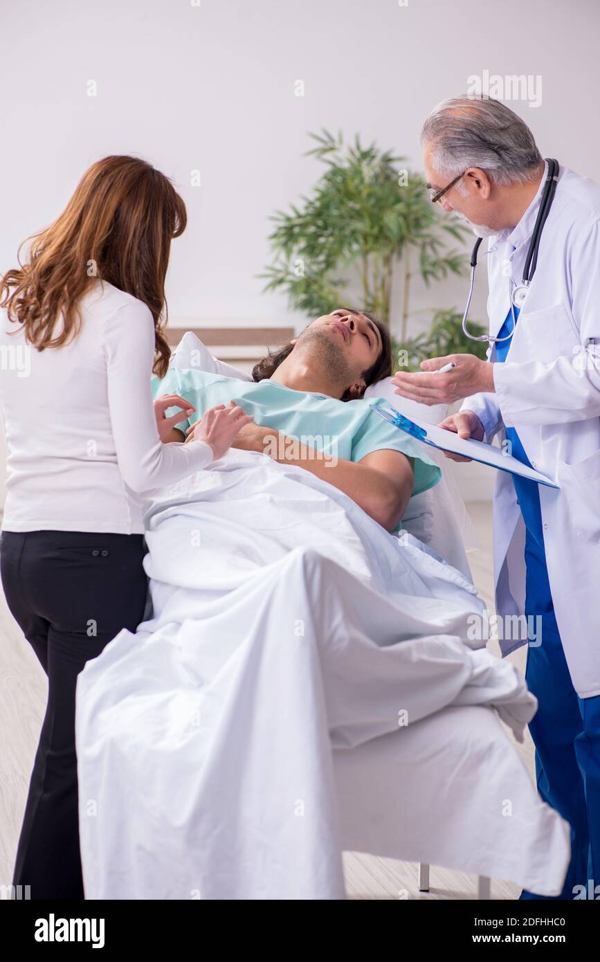 Dying patient and family hi-res stock photography and images - Alamy
