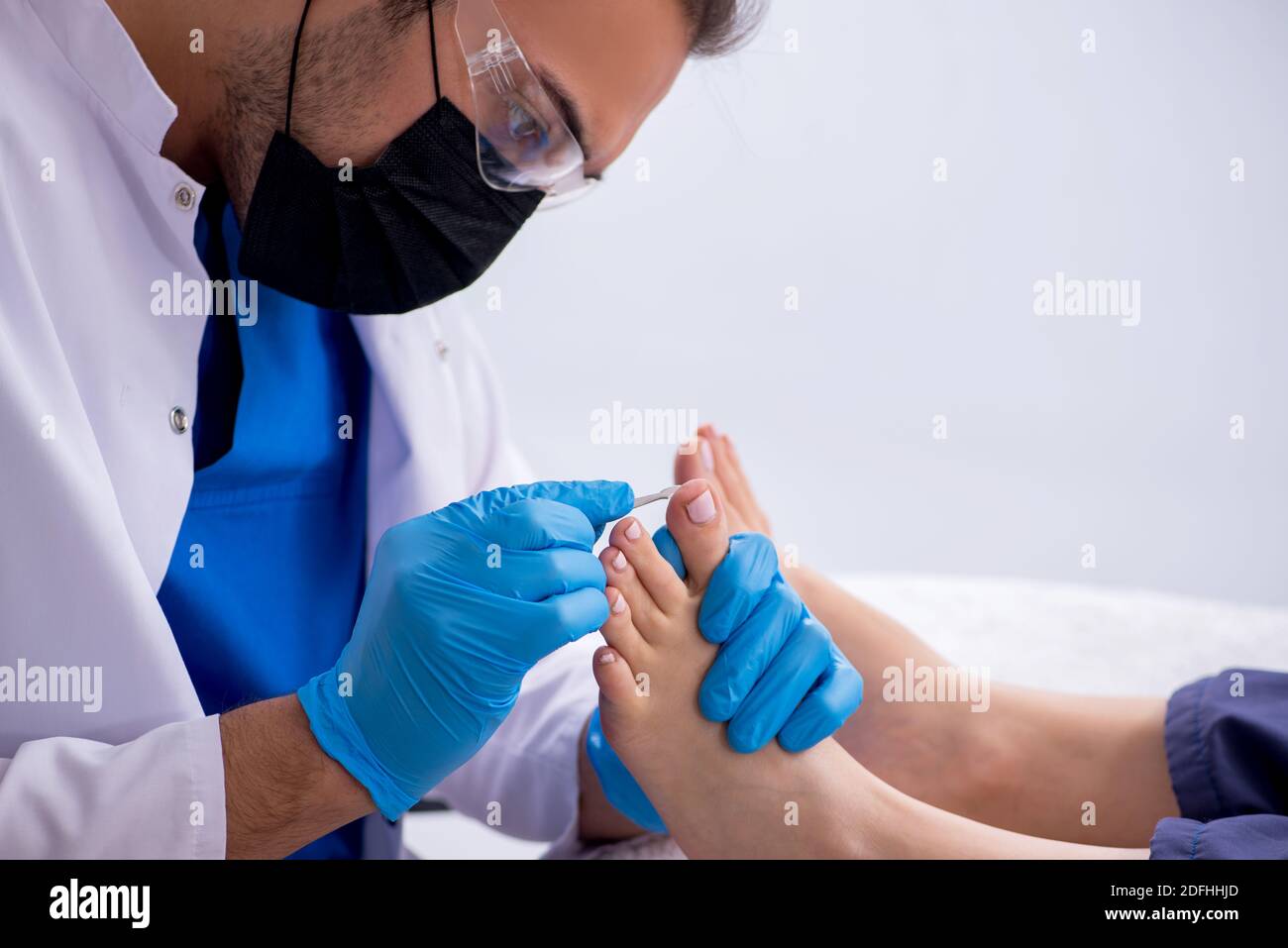 Splinter tweezers hi-res stock photography and images - Alamy
