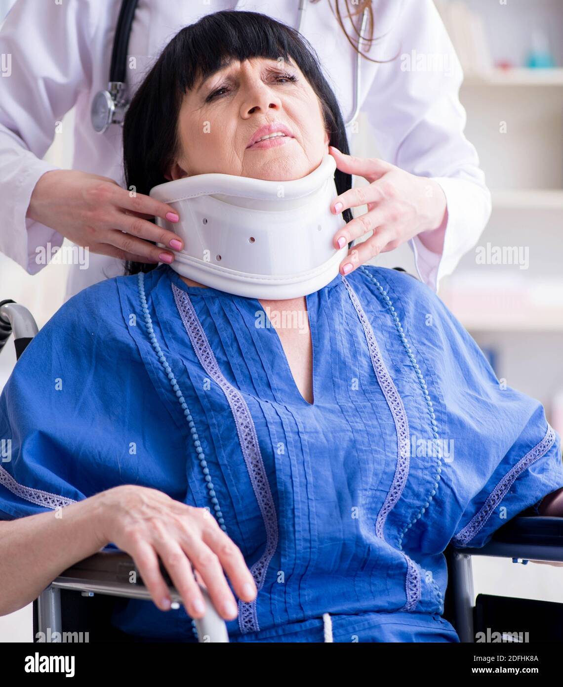 The senior woman with neck injury at doctors Stock Photo - Alamy