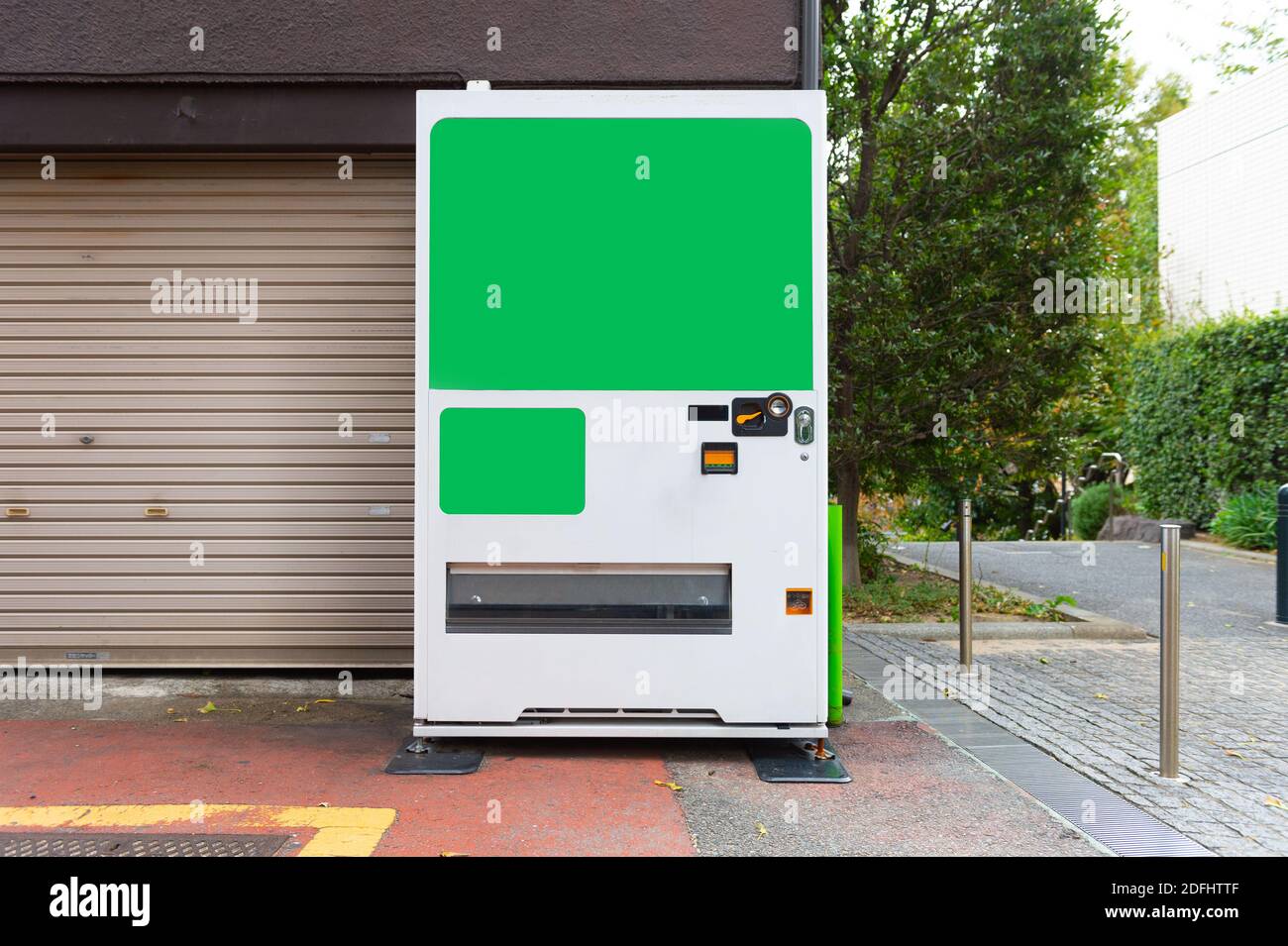 Empty vending machine hi-res stock photography and images - Alamy