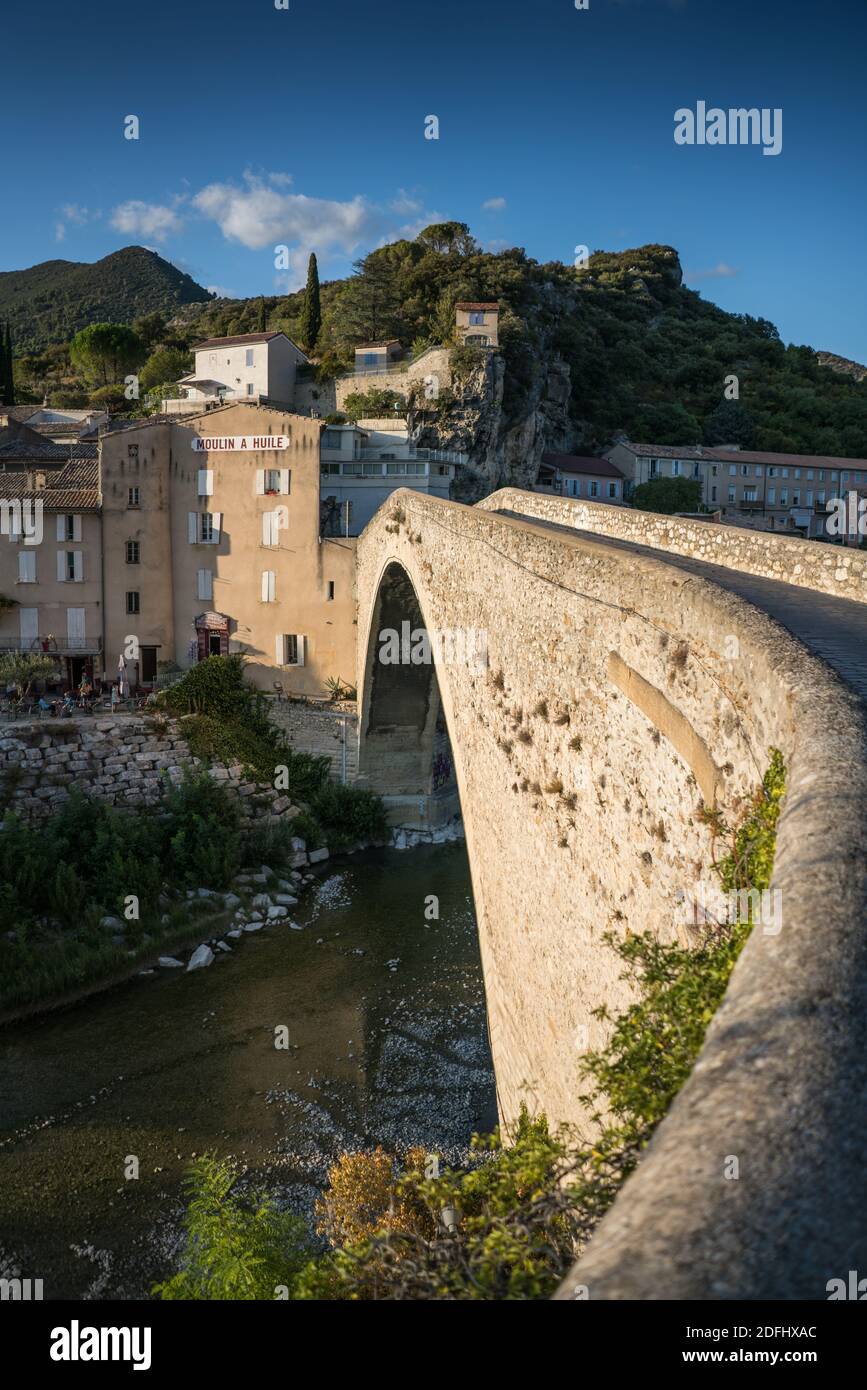 Bridge nyons hi-res stock photography and images - Alamy