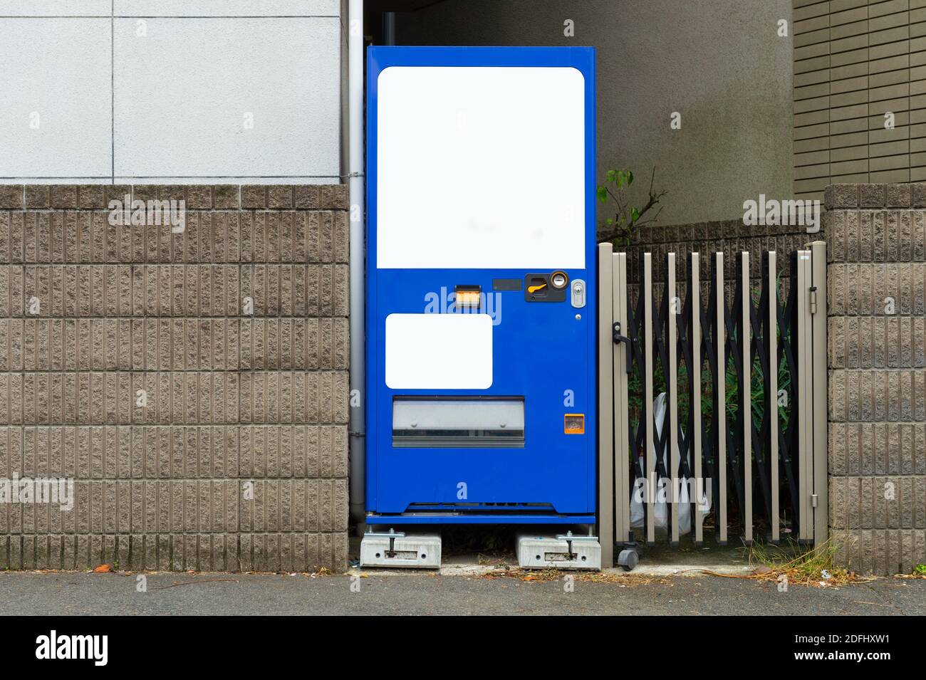 Empty vending machine hi-res stock photography and images - Alamy