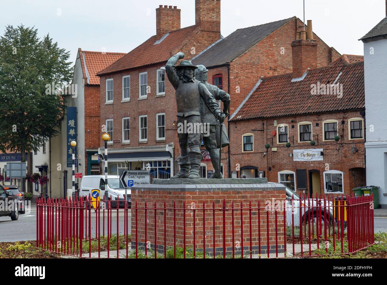 Civil War Roundhead and Cavalier soldiers statue, Newark-on-Trent ...