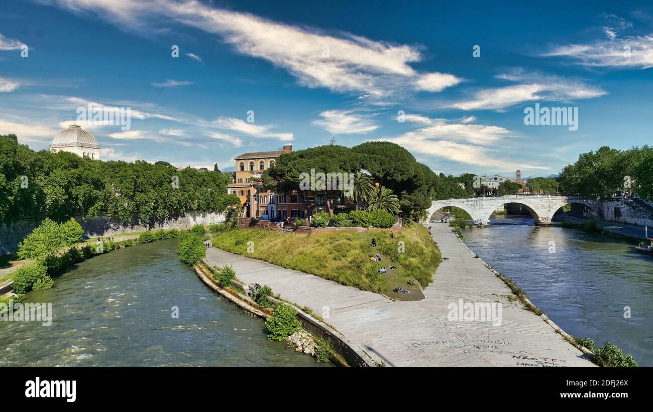 River side scenery hi-res stock photography and images - Alamy