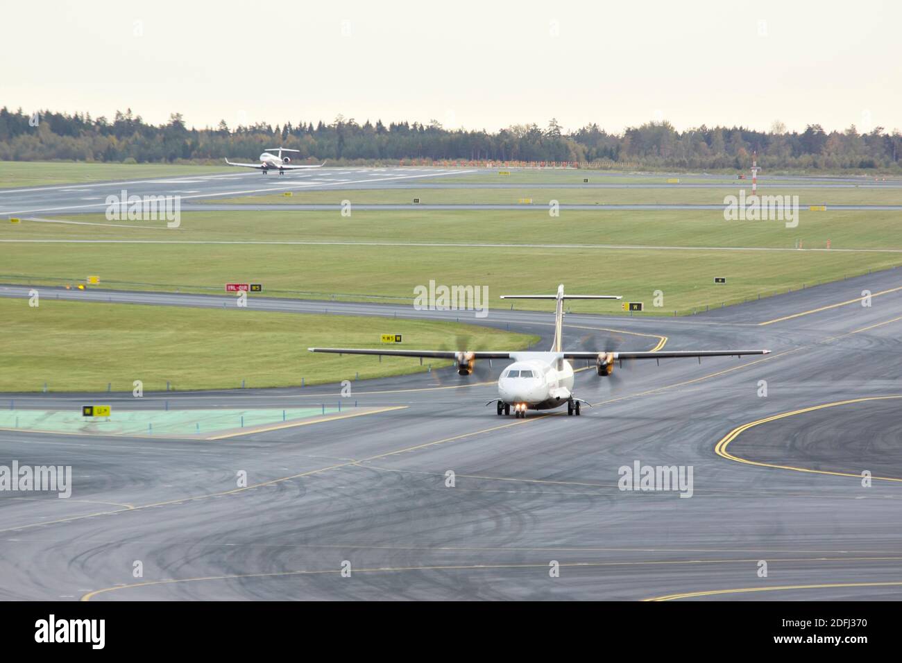Taxiing and landing airplanes Stock Photo - Alamy