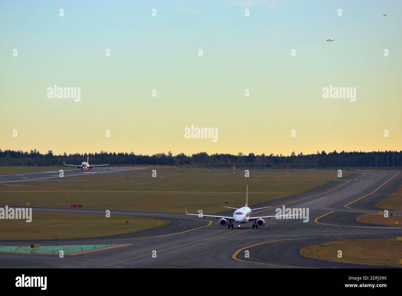 Airplanes touch down landing hi-res stock photography and images - Alamy