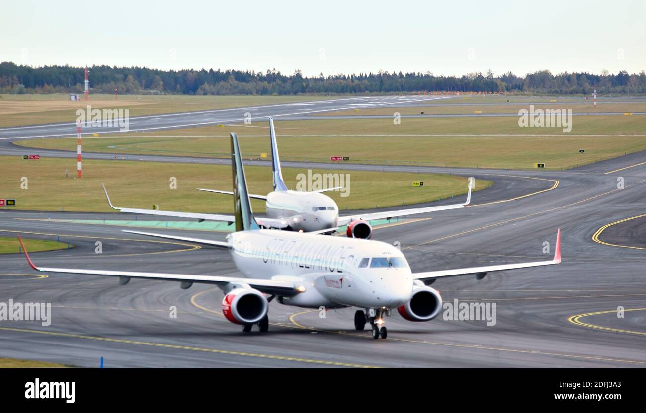 Taxiing airplanes hi-res stock photography and images - Alamy