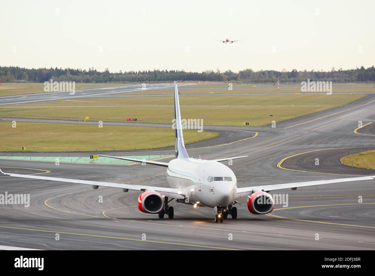 Taxiing and landing airplanes Stock Photo - Alamy