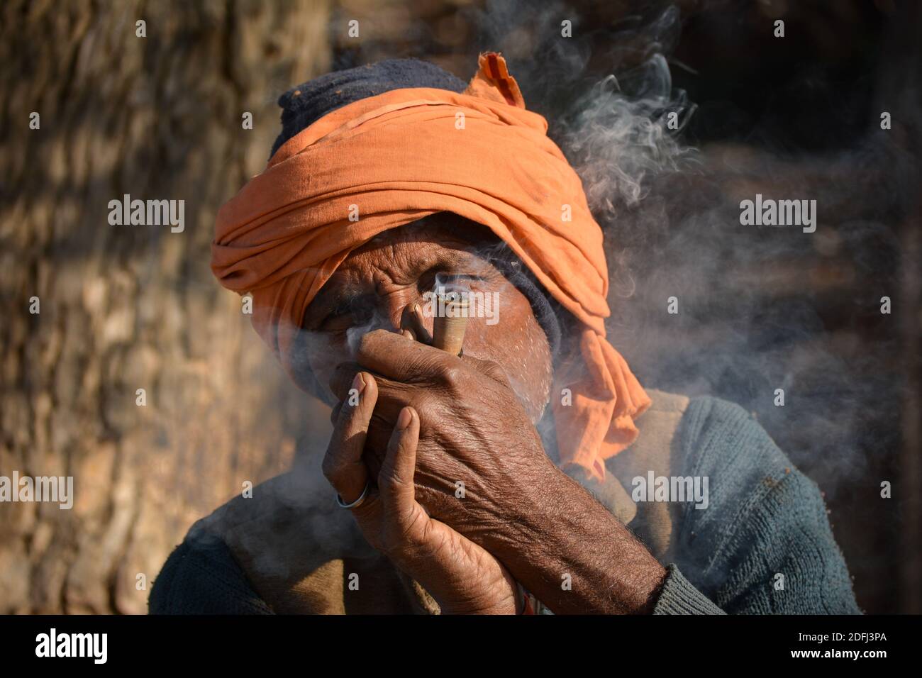 Pose smoking smoke hi-res stock photography and images - Alamy