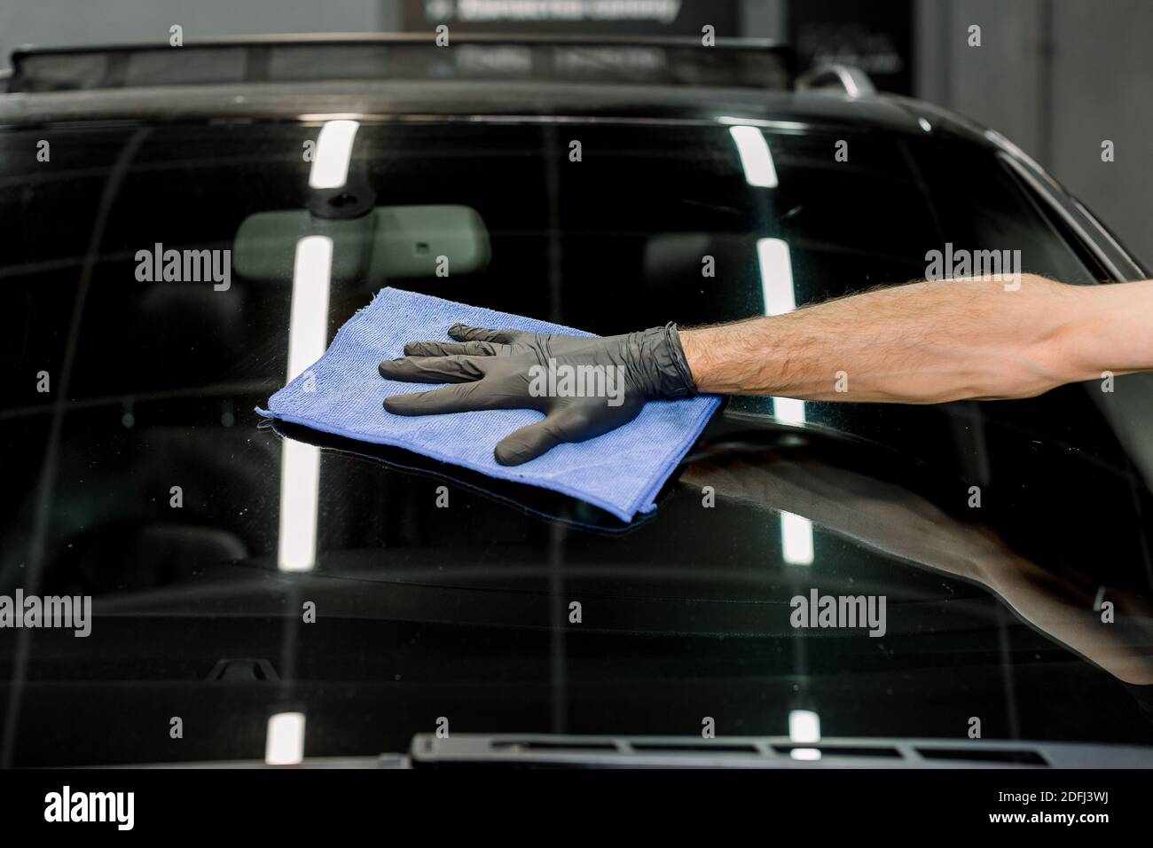 Man wiping car windshield hi-res stock photography and images - Alamy