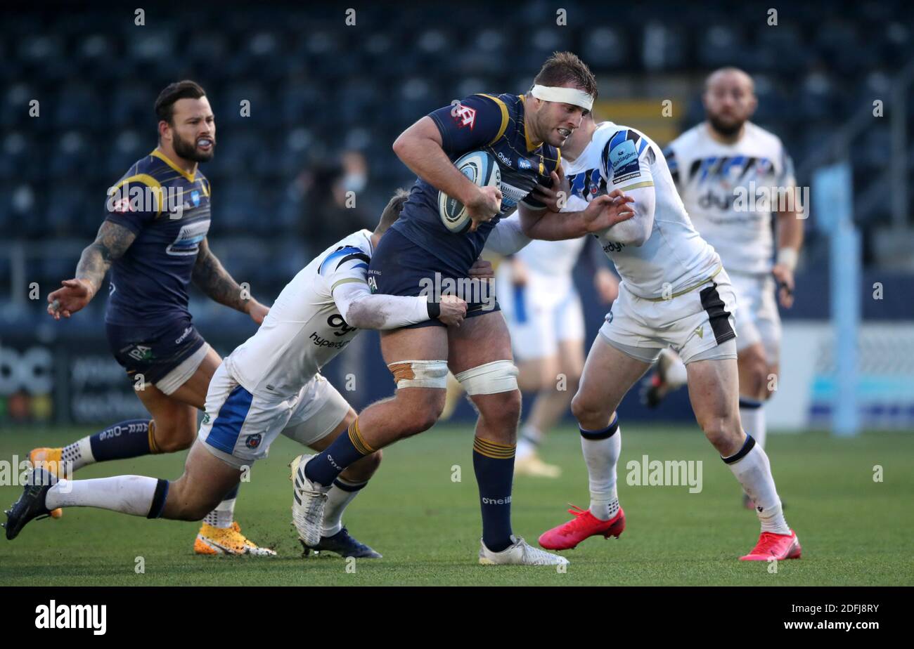 Worcester Warriors' Tom Dodd attempts to break through the Bath defence ...