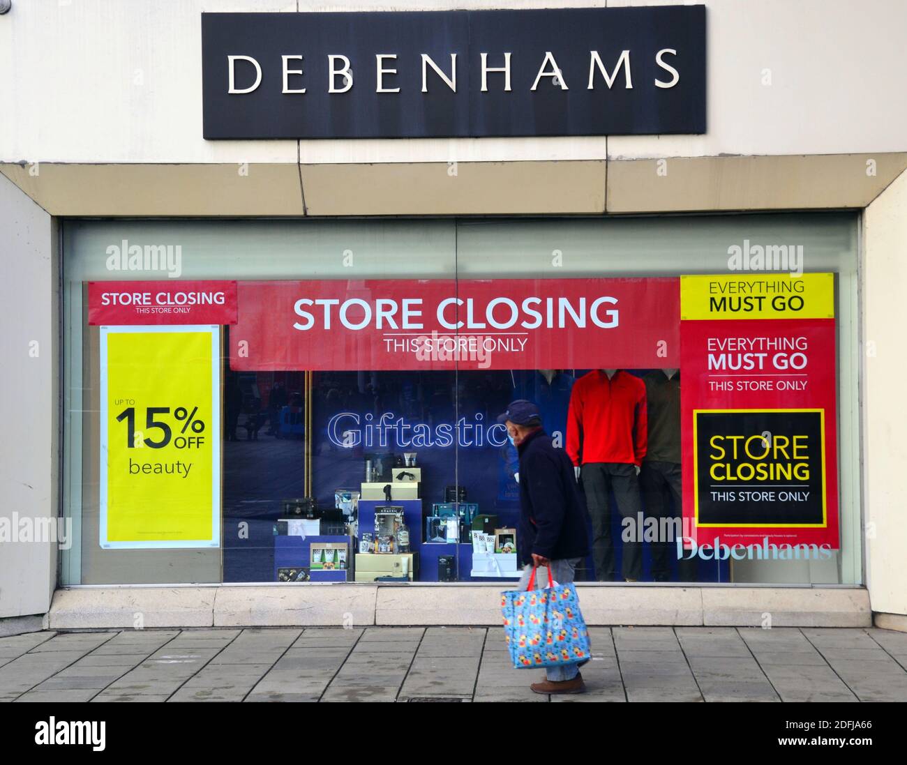 Final closing store sale signs hi-res stock photography and images - Alamy