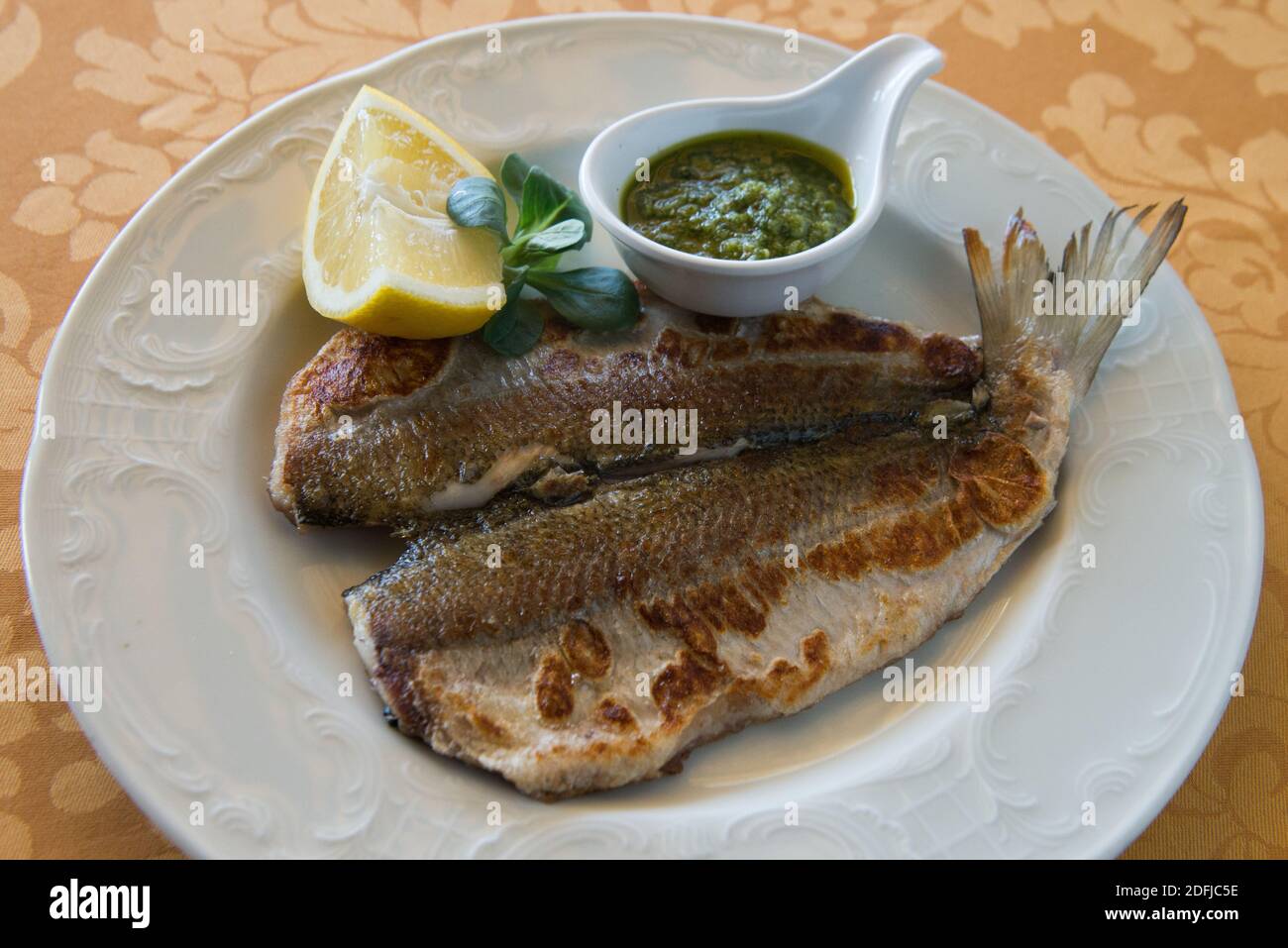 Fish lake como hi-res stock photography and images - Alamy