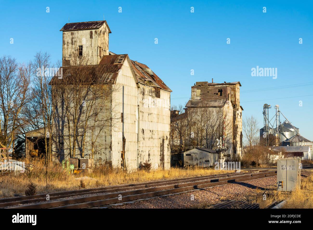 Old grain elevator in small Midwest town. Manlius, Illinois, USA Stock ...