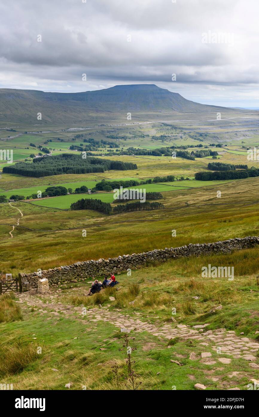 Ingleborough (mountain or hill), range of upland hills, people sitting ...