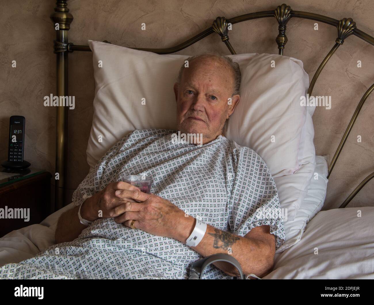 Elderly man in hospital bed Stock Photo - Alamy