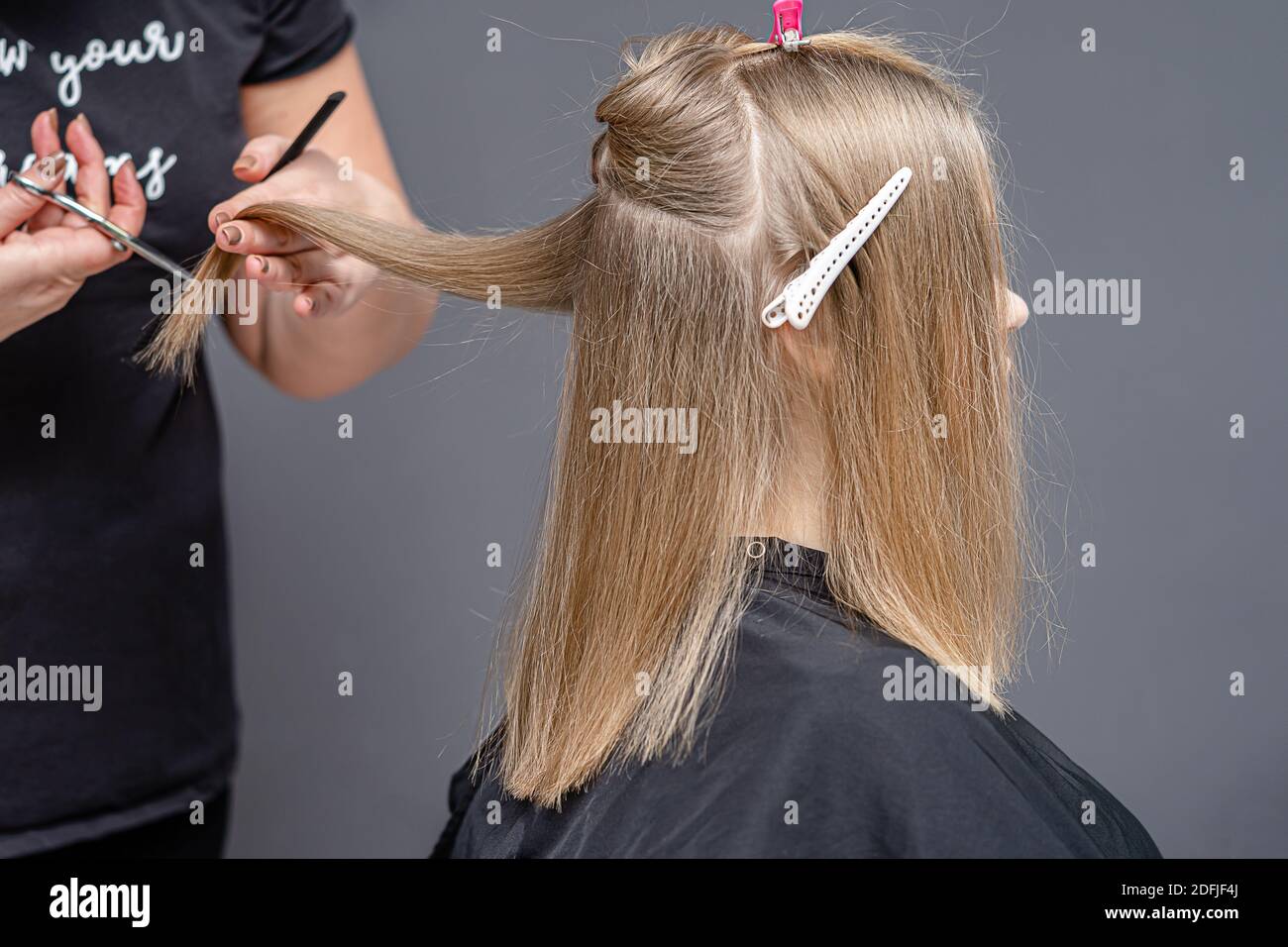 Female haircut process for young girl in a hair salon Stock Photo - Alamy