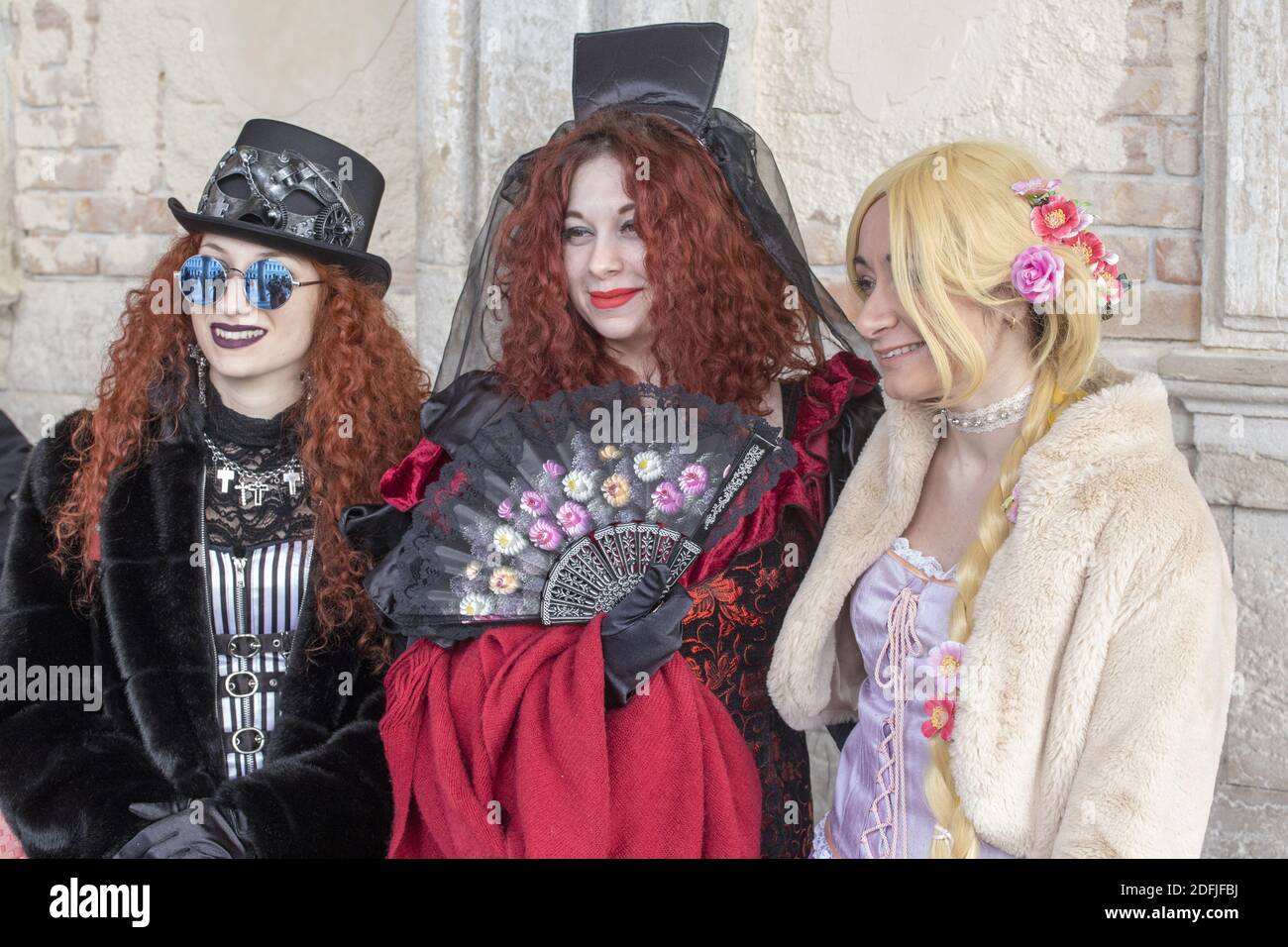 Beautiful courtesans hi-res stock photography and images - Alamy