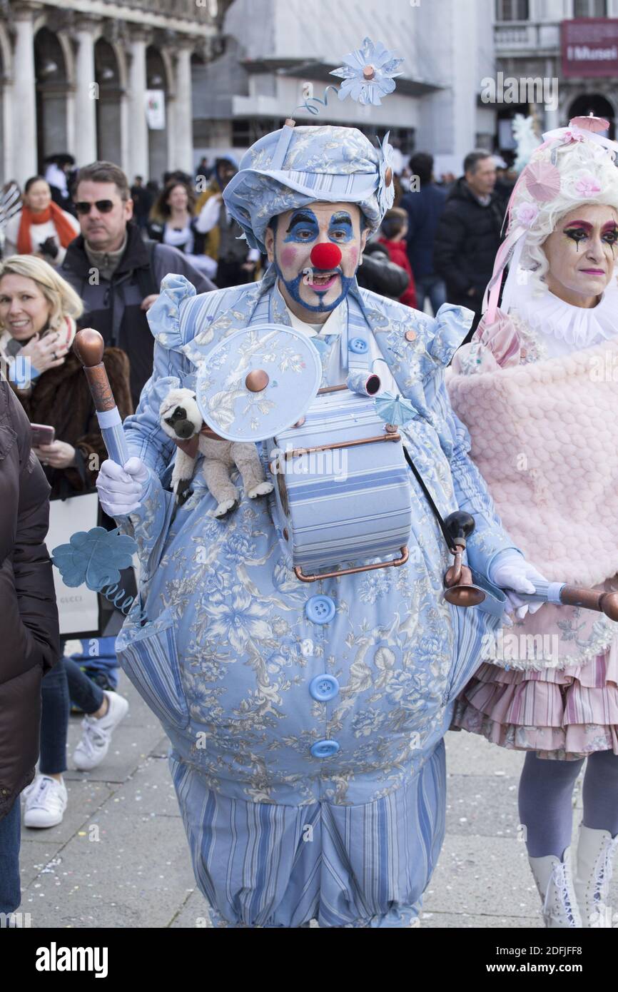 Beautiful courtesans hi-res stock photography and images - Alamy