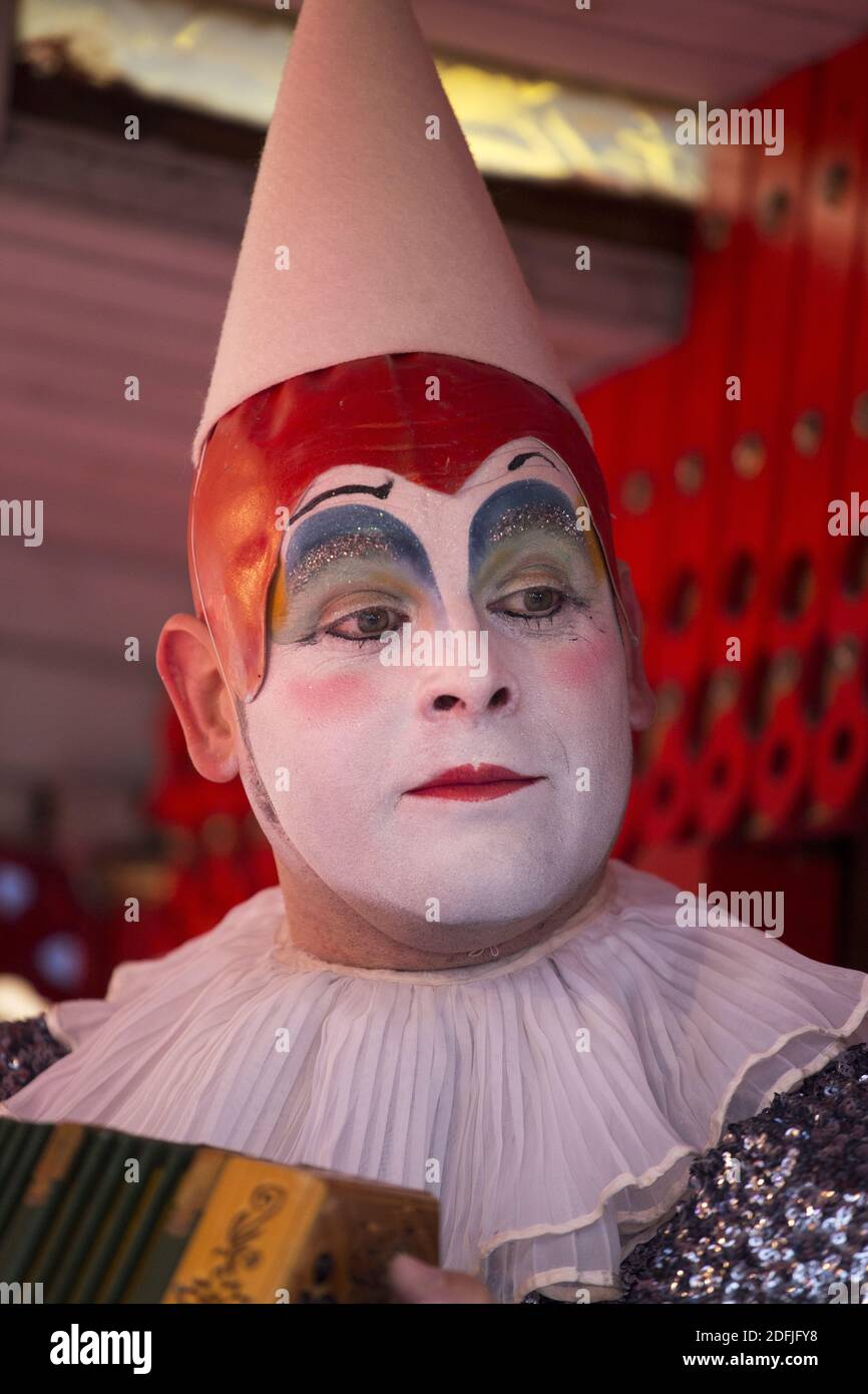 Beautiful courtesans hi-res stock photography and images - Alamy