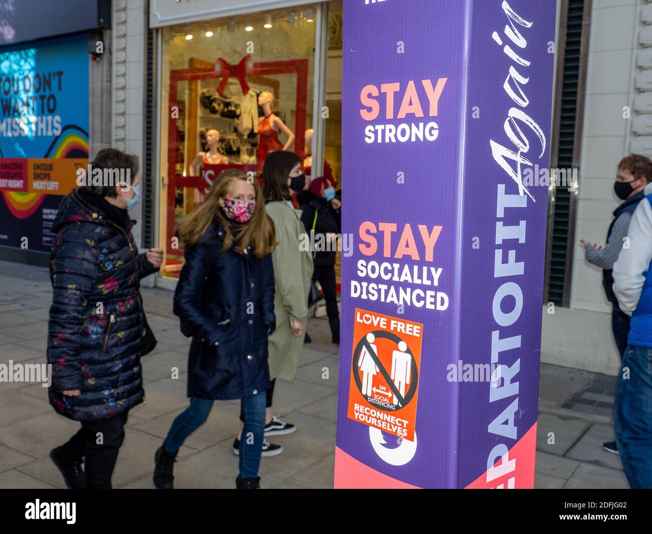 Social distancing advice on London Oxford Street Stock Photo - Alamy