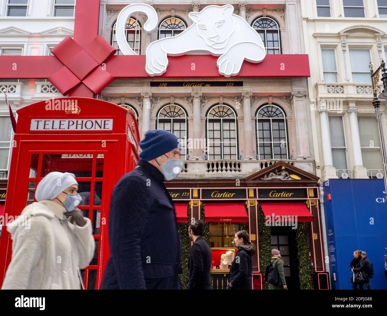 Christmas shoppers outside the Cartier store on New Bond Street in ...