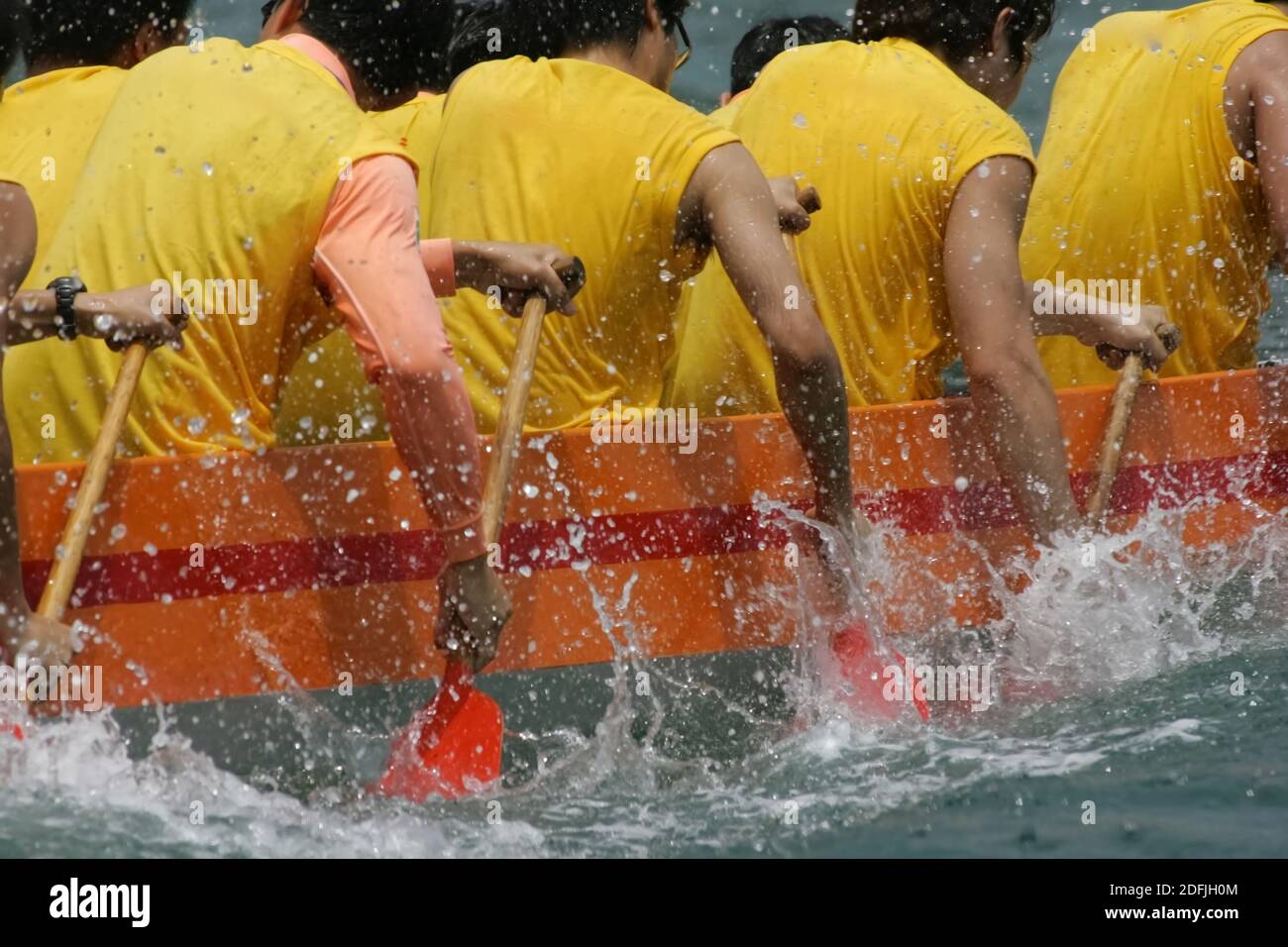 dragon boat team racing Stock Photo - Alamy
