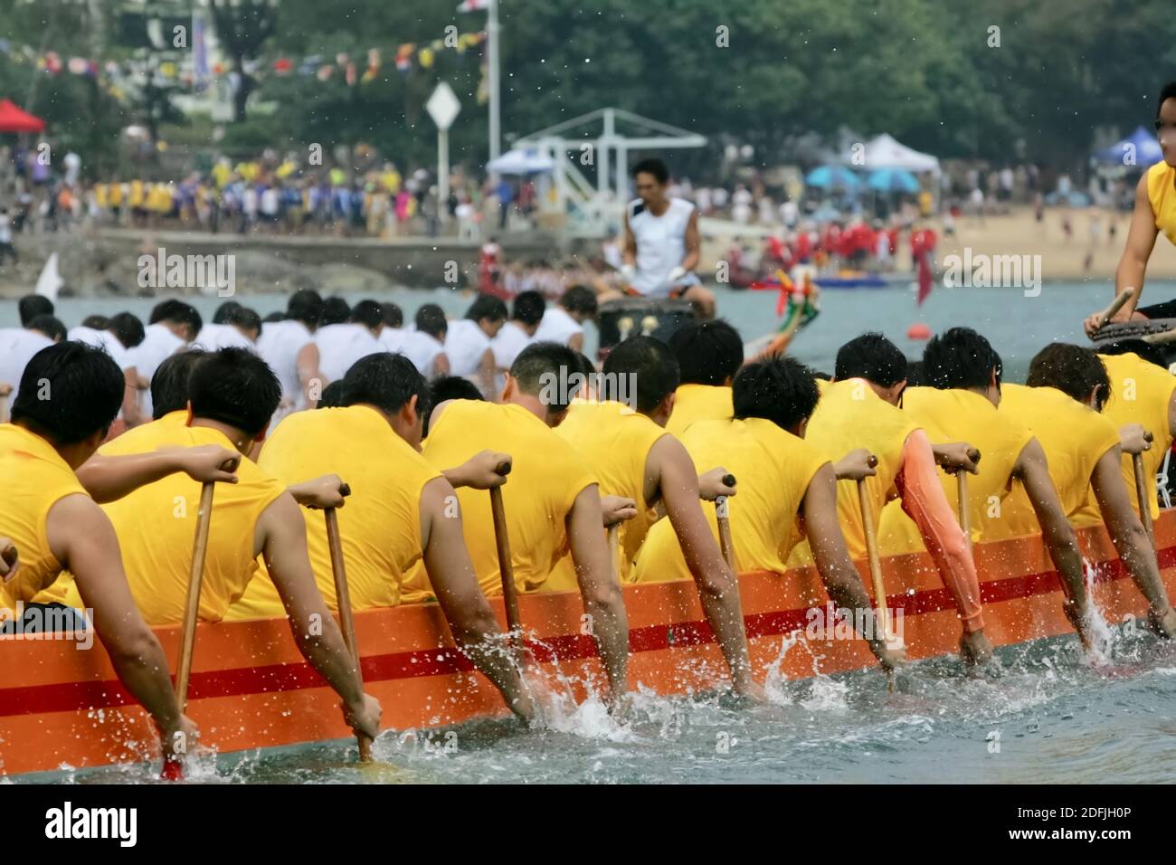 dragon boat team racing Stock Photo - Alamy