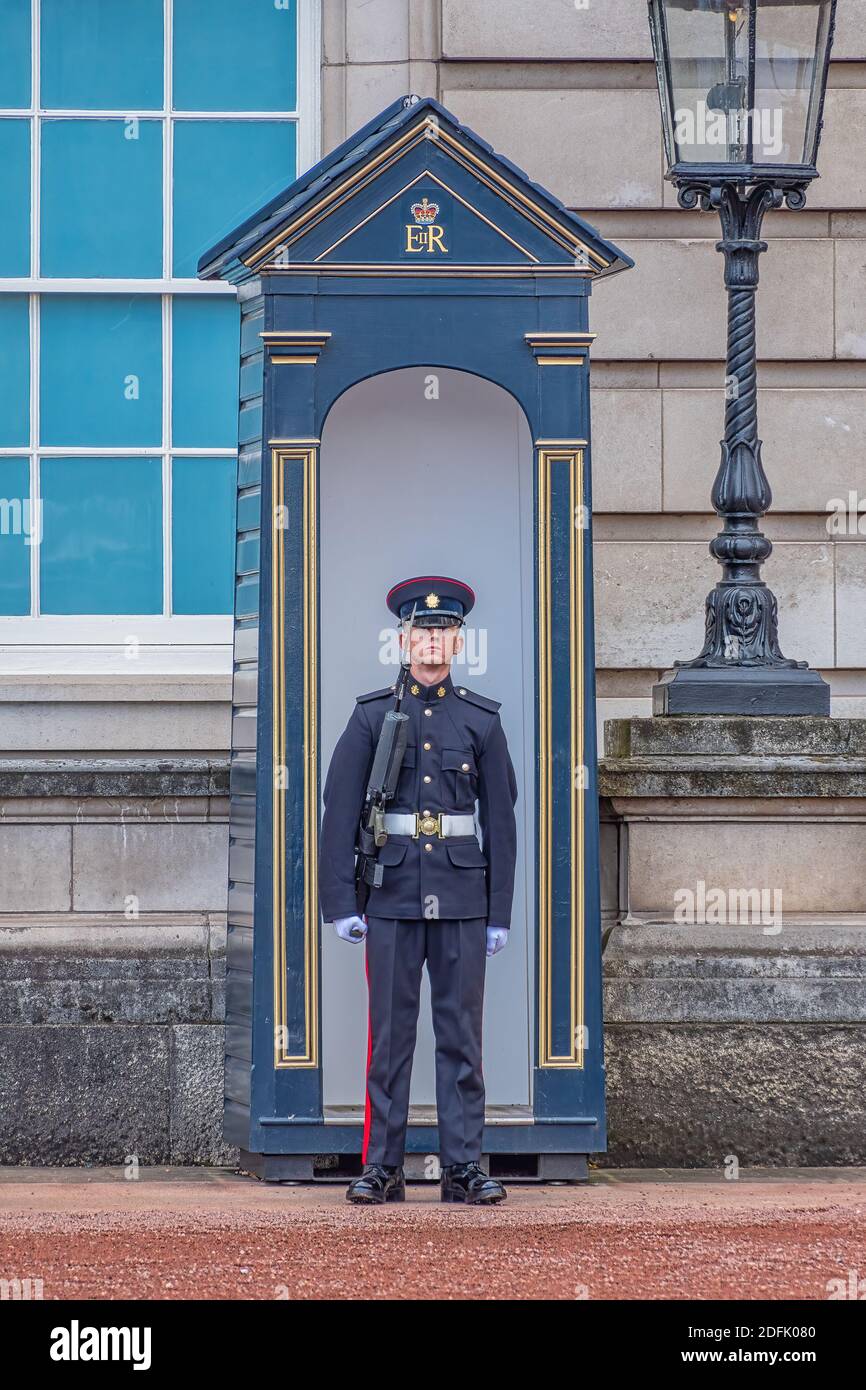 Royal guard buckingham palace hi-res stock photography and images - Alamy