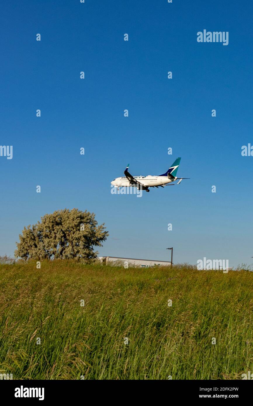 Small plane big sky hi-res stock photography and images - Alamy