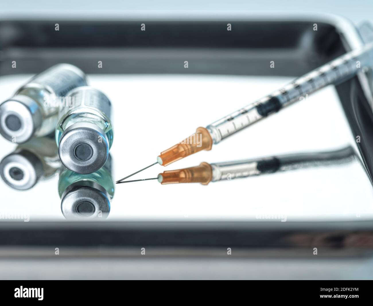 Vaccine and syringe Stock Photo - Alamy