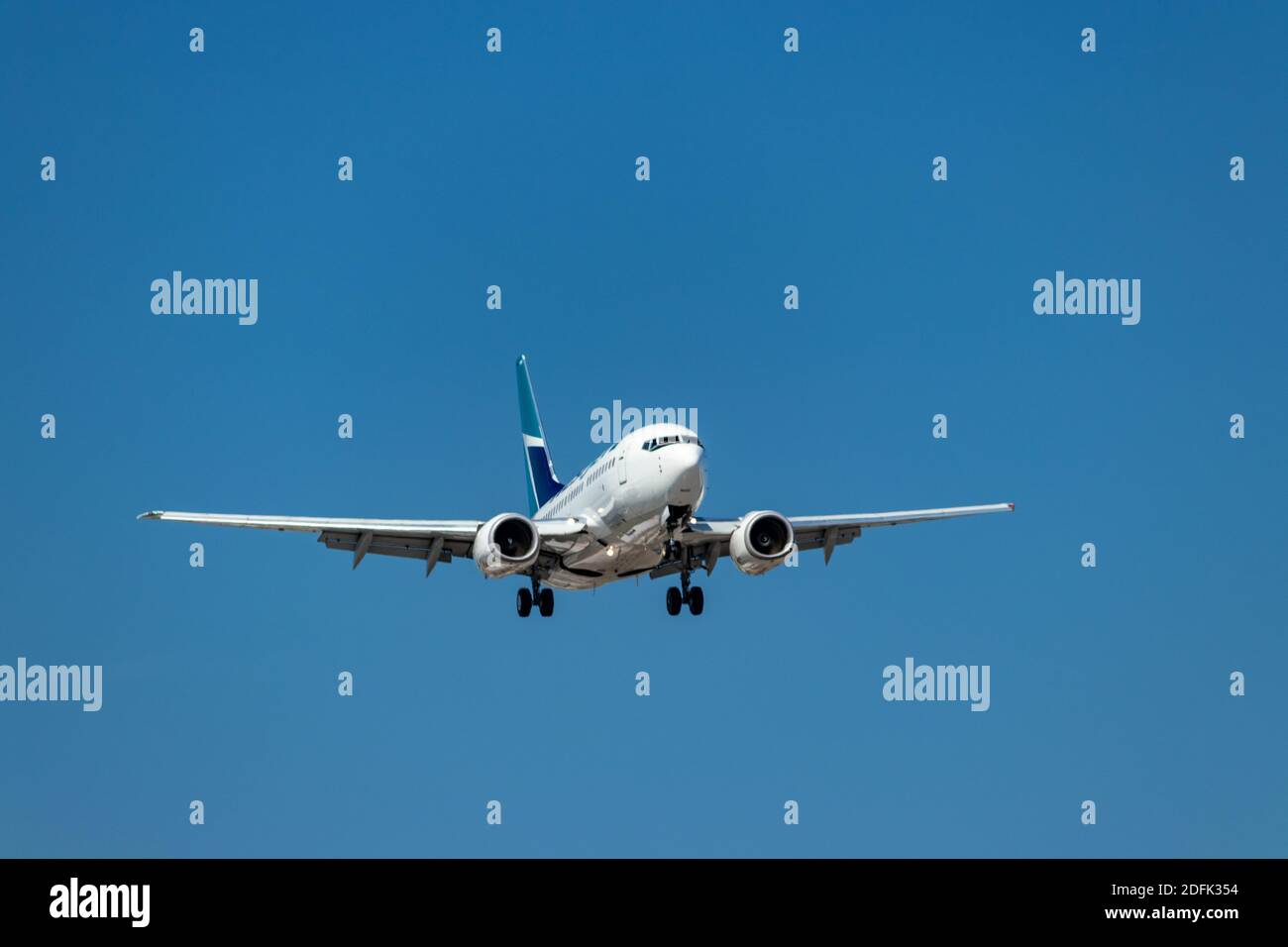 Turboprop airplane before landing hi-res stock photography and images ...