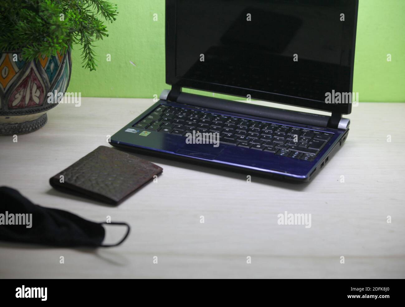 Mini pc with Face mask and Money Wallet. Businessman at beginning ...