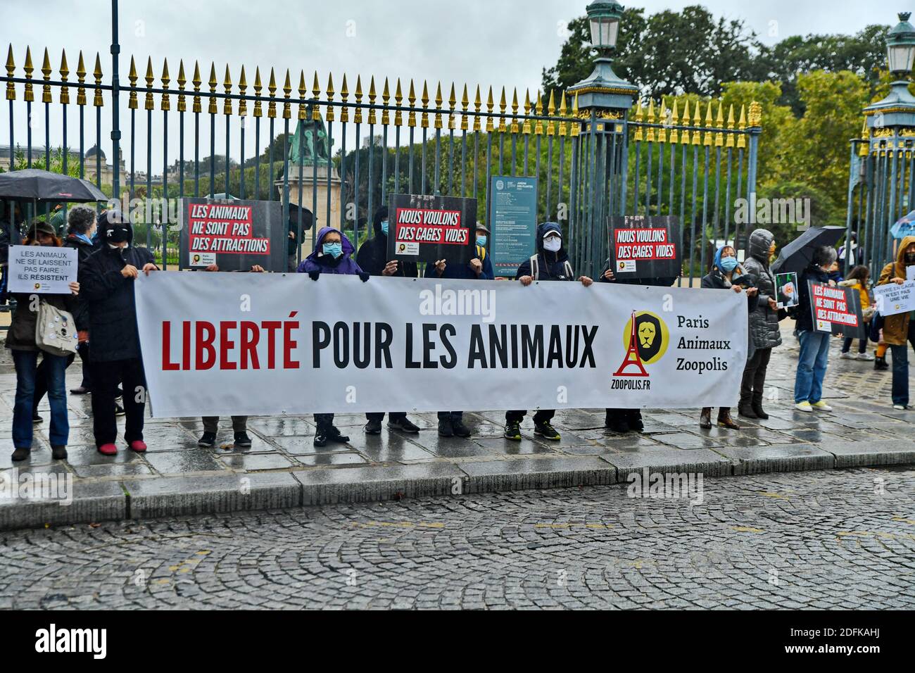 The association Zoopolis demonstrated in front of the Jardin des ...