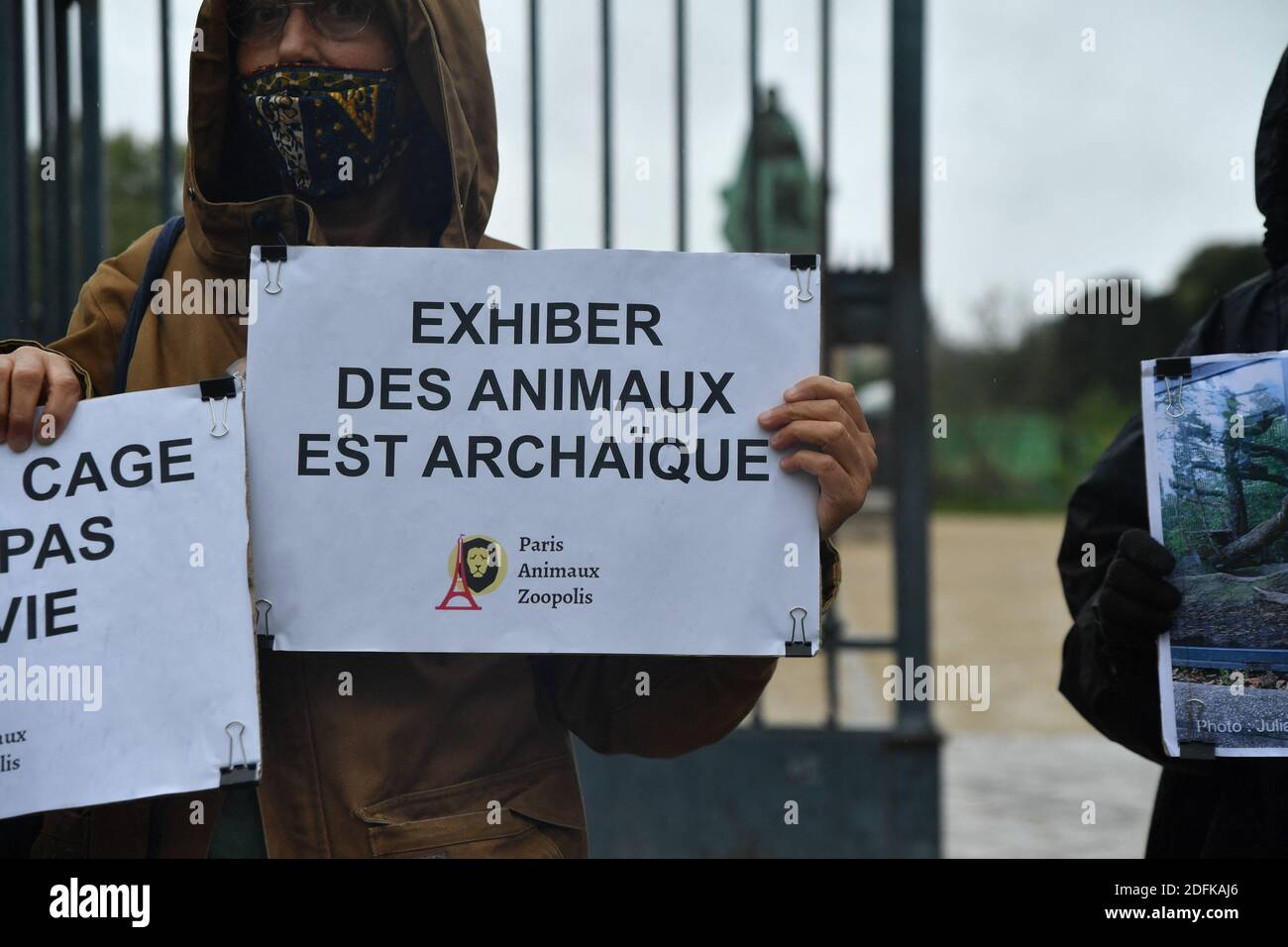 The association Zoopolis demonstrated in front of the Jardin des ...