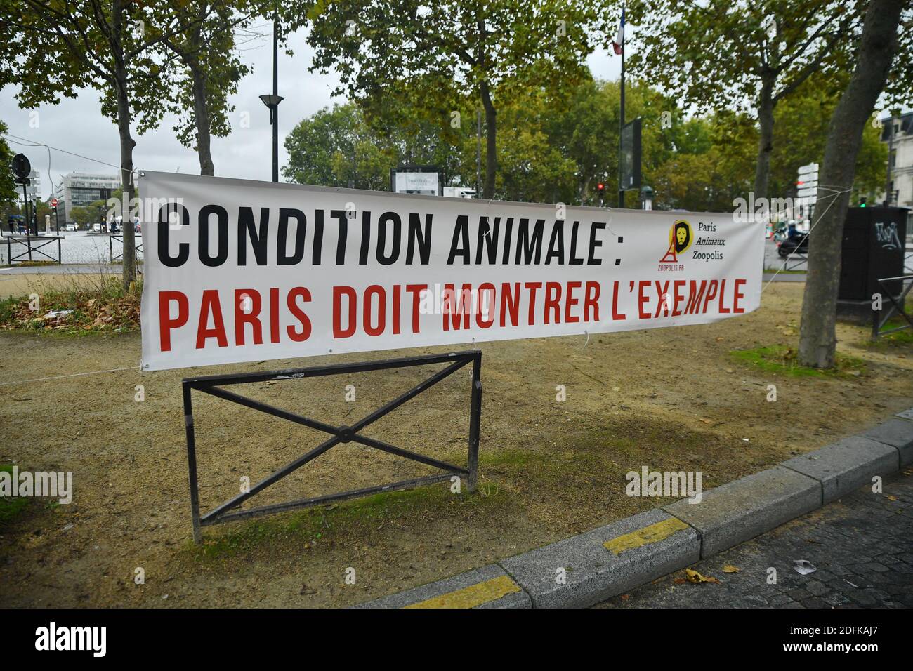 The association Zoopolis demonstrated in front of the Jardin des ...