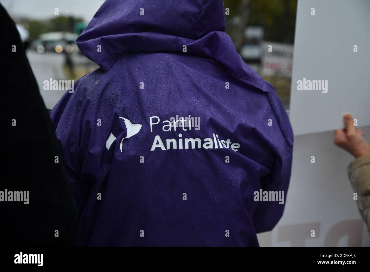 The association Zoopolis demonstrated in front of the Jardin des ...