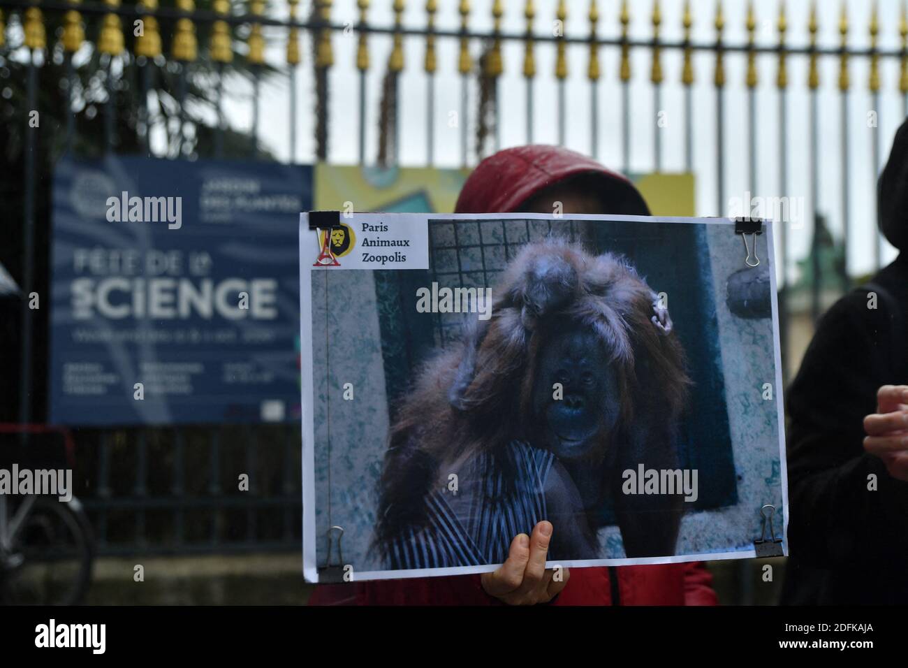 The association Zoopolis demonstrated in front of the Jardin des ...