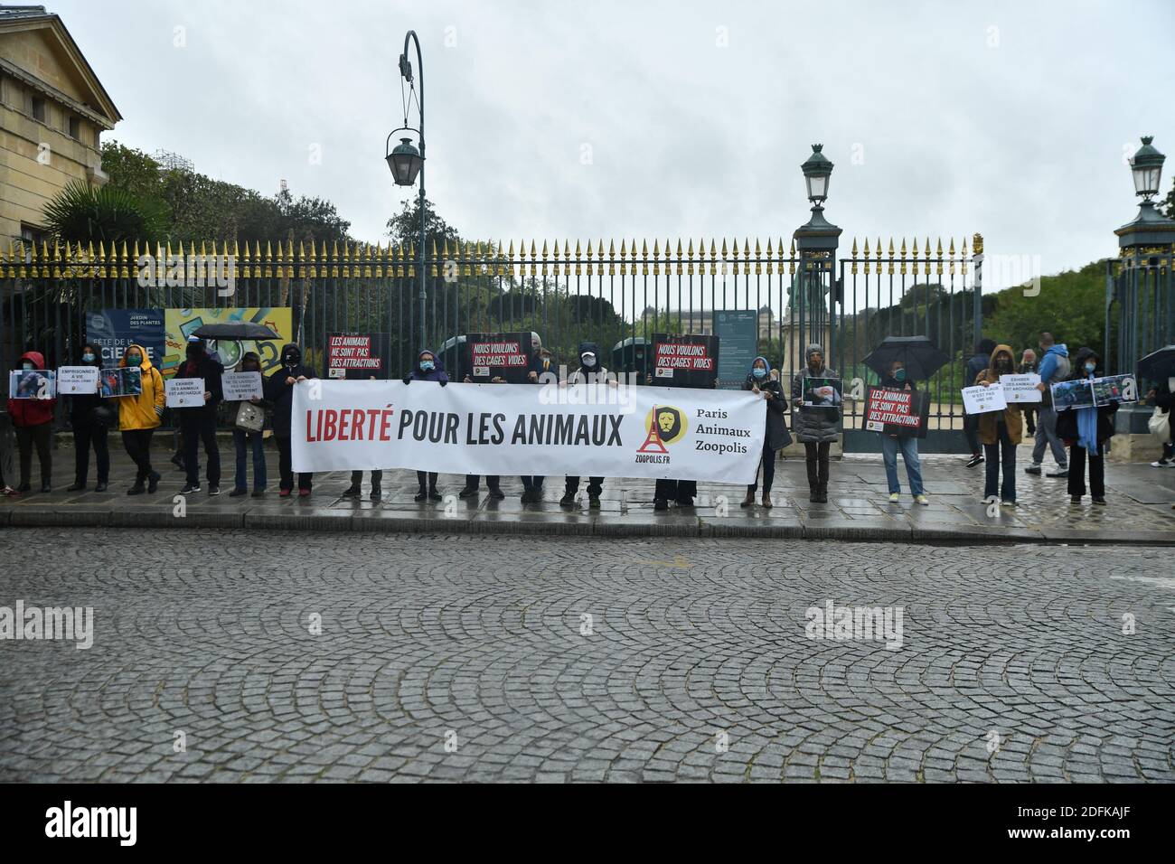 The association Zoopolis demonstrated in front of the Jardin des ...