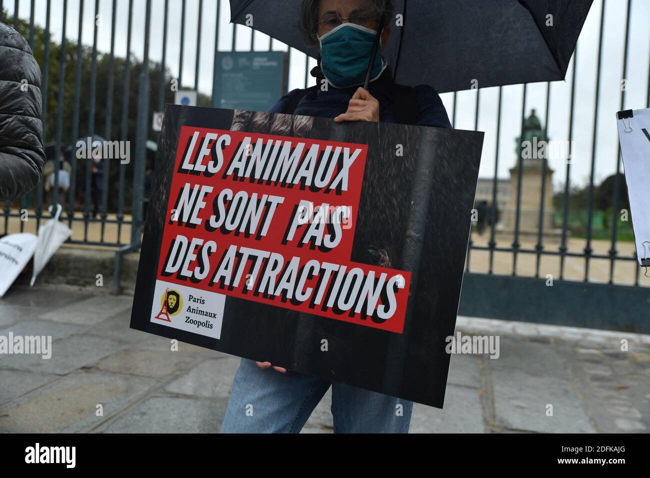 The association Zoopolis demonstrated in front of the Jardin des ...