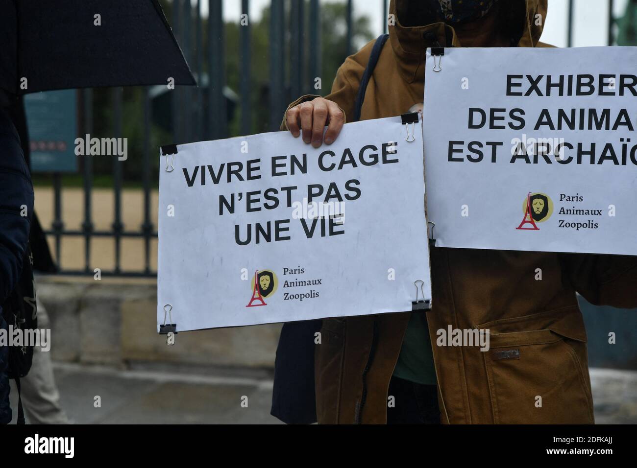 The association Zoopolis demonstrated in front of the Jardin des ...