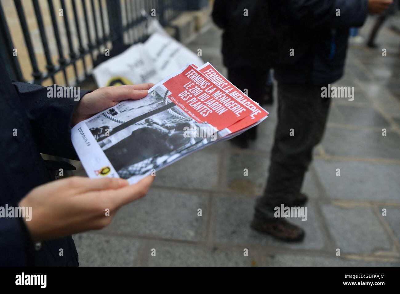 The association Zoopolis demonstrated in front of the Jardin des ...