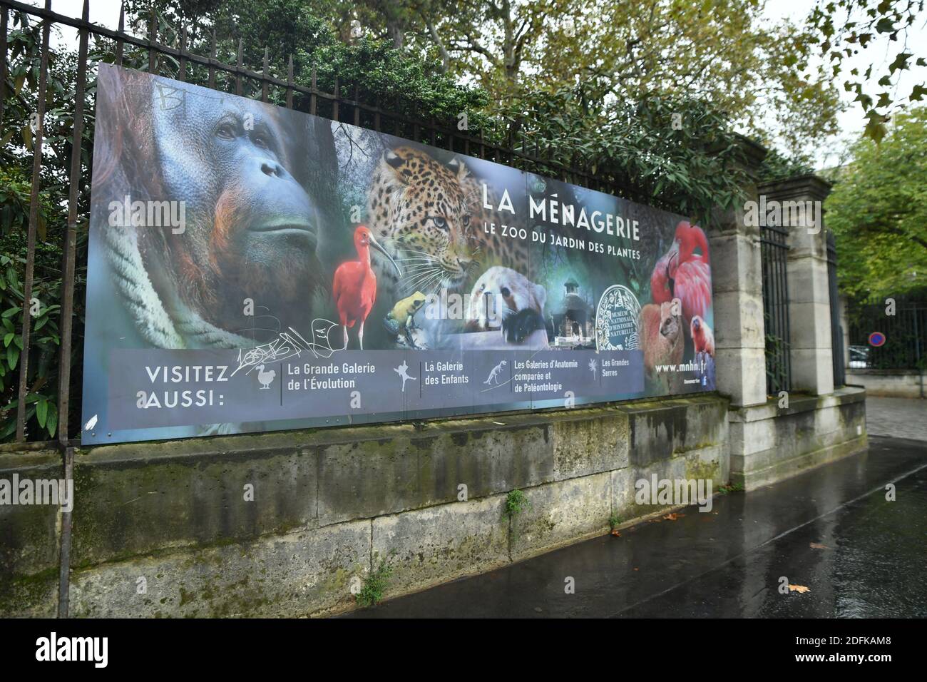 The association Zoopolis demonstrated in front of the Jardin des ...