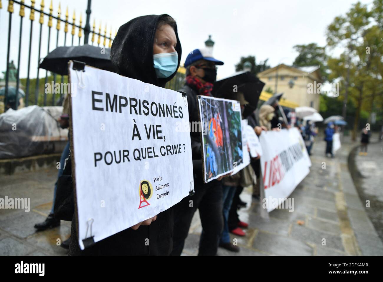 The association Zoopolis demonstrated in front of the Jardin des ...