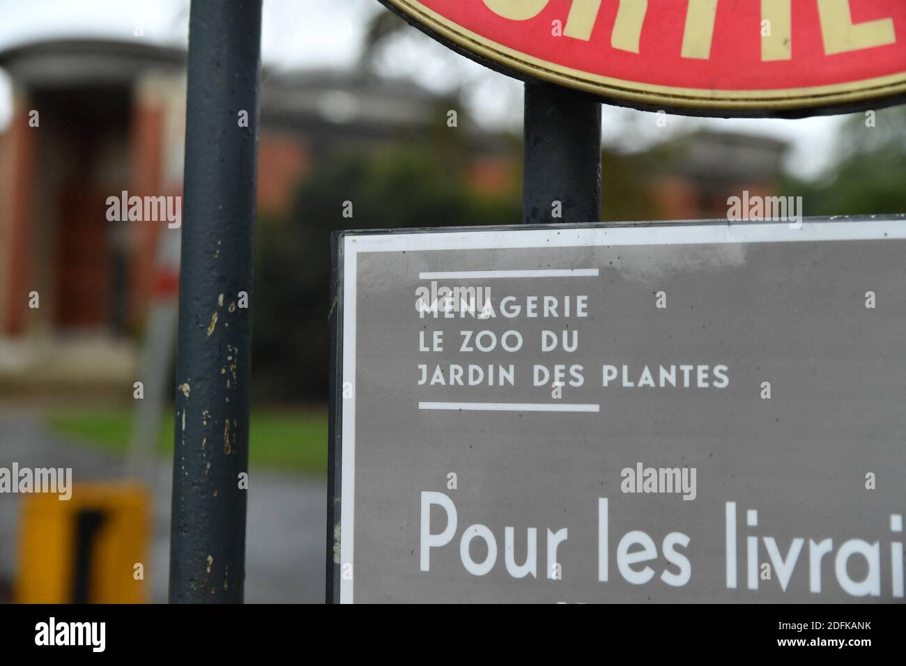 The association Zoopolis demonstrated in front of the Jardin des ...